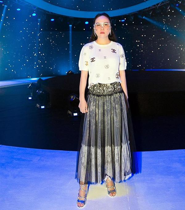 Vẫn là cây đồ hiệu, lần này Phượng Chanel để lộ hẳn nội y trước mắt dân ...