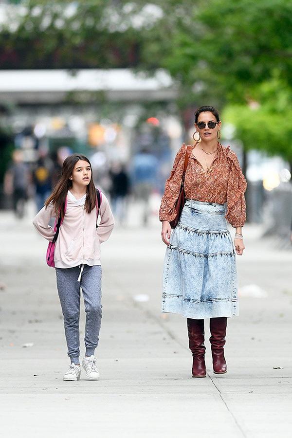 Từng là Công chúa Hollywood giờ Suri Cruise phải mặc đi mặc lại áo cũ ...