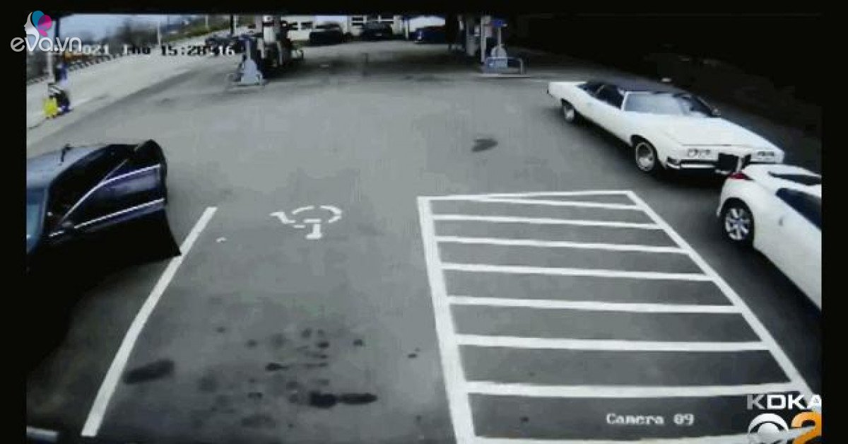 Clip: Chạy tốc độ 160km/h, ô tô lao vào trạm xăng như phim hành động