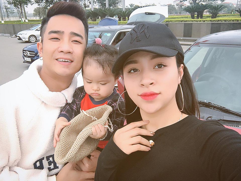 Vợ hot girl của Đỗ Duy Nam đau đớn sinh quý tử, chồng chỉ có thể ngắm con qua ảnh