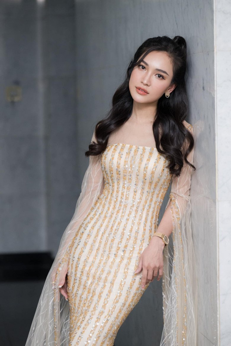 2 nữ BTV Thời sự 19h được ví xinh như chị em Thúy Kiều: Ngoài đời trẻ trung, sành điệu khác hẳn ...