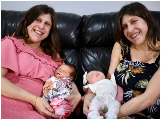 Chị em song sinh cùng vượt cạn, hai bé gái chào đời có điểm giống nhau ...