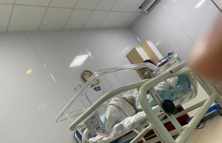 Ngó túi đồ mang đi đẻ của mẹ bầu sinh mổ, đầy đủ không lo cái thừa cái ...