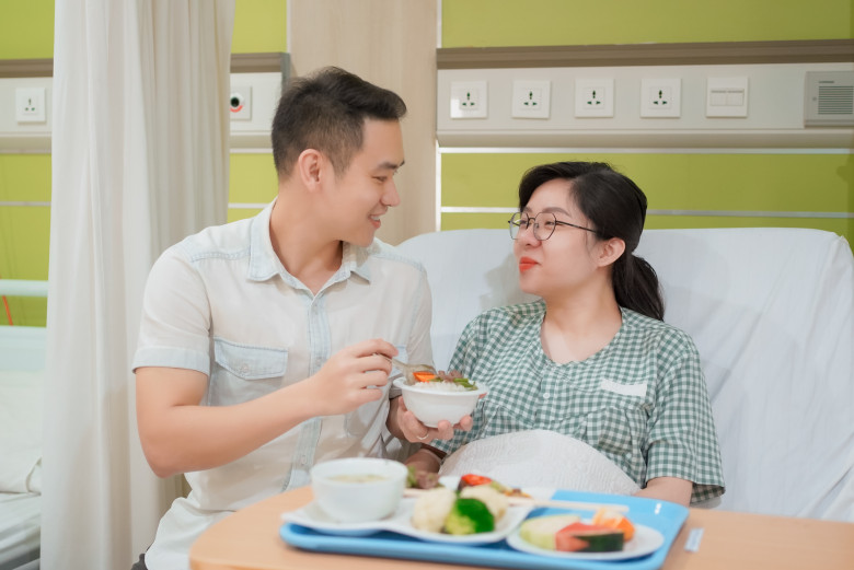 Ca sĩ Duy Khoa "biến hình” thành ông bố bỉm sữa, vượt cạn cùng vợ, da kề da với con