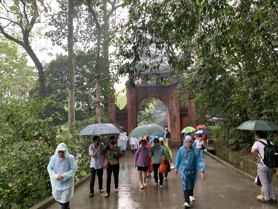 Hàng nghìn người đổ về Đền Hùng trong ngày lễ Giỗ tổ Hùng Vương 10/3