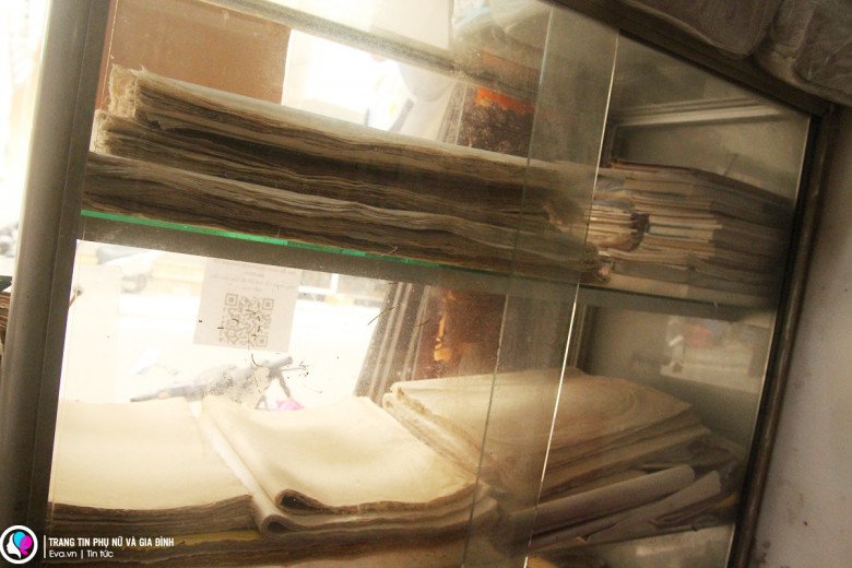 Người phụ nữ bán loại giấy cổ xưa còn sót lại trên phố cổ, lưu giữ cả sắc phong vẽ thủ công hoa ...