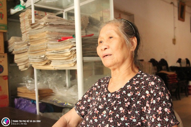 Người phụ nữ bán loại giấy cổ xưa còn sót lại trên phố cổ, lưu giữ cả sắc phong vẽ thủ công hoa ...