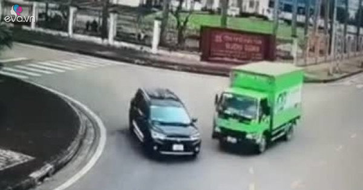 Clip: Xe tải vỡ đầu vì tông ô tô con, cư dân mạng tranh luận đúng sai