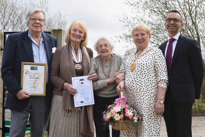 Cụ bà 101 tuổi tiết lộ bí quyết sống lâu là nhờ người chồng phi công ...