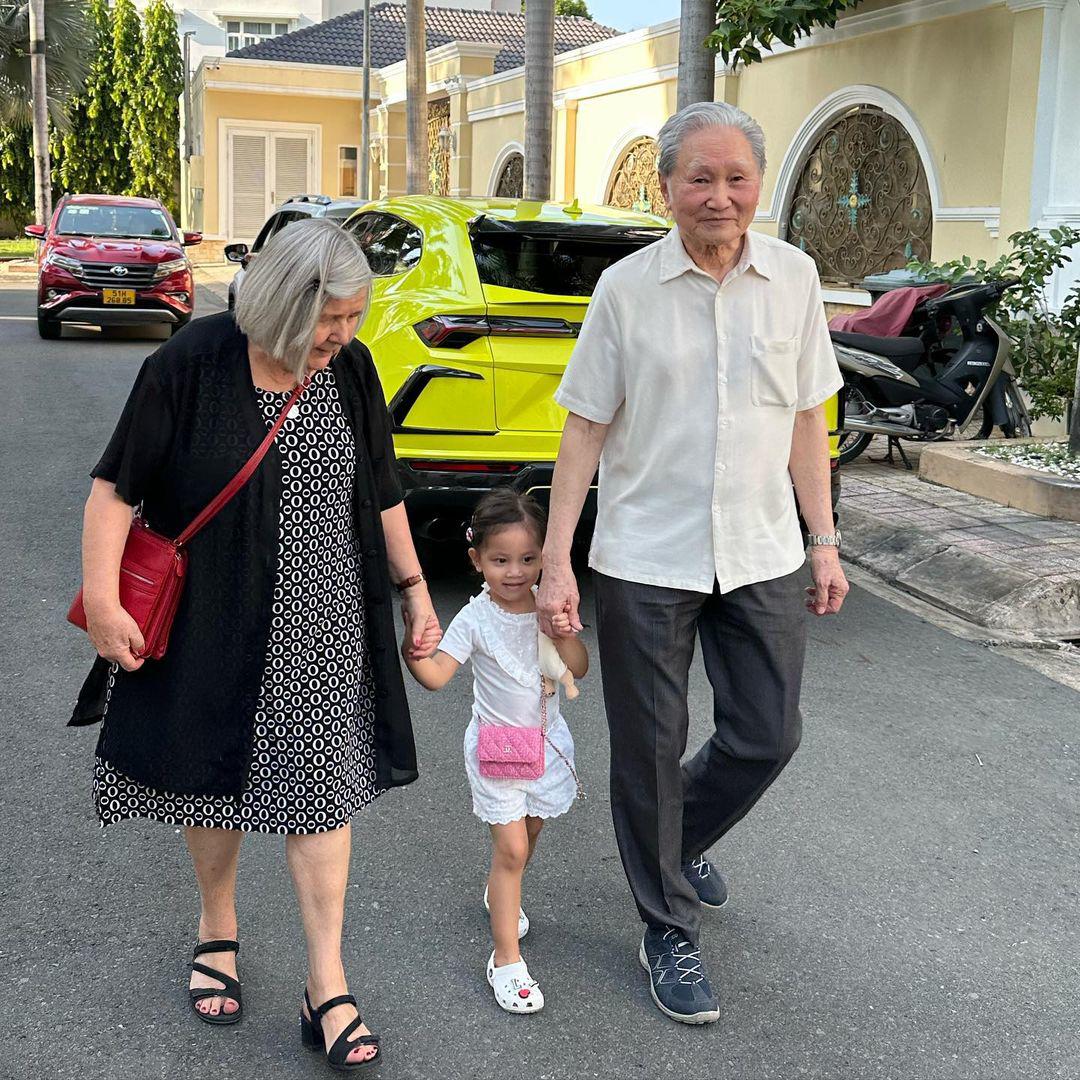 Tan chảy cảnh bố chồng Hồ Ngọc Hà dạy Lisa tập viết, từ dè chừng nay ...