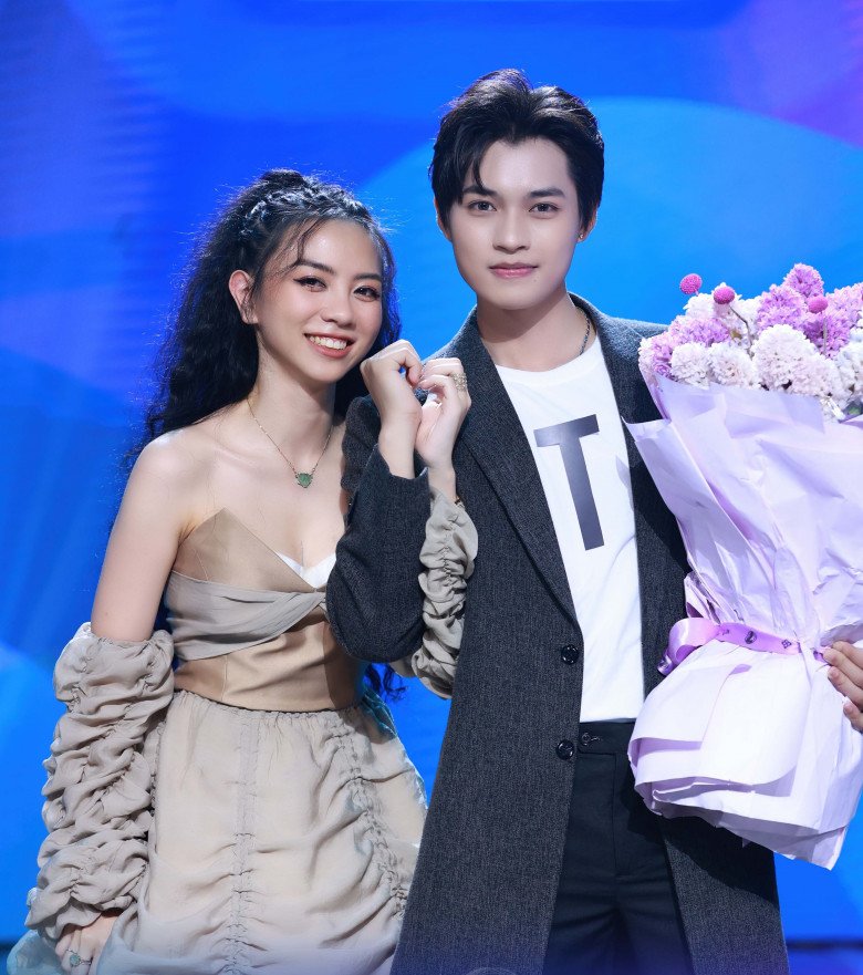 Á quân Vietnam's Next Top Model 1m88 quỳ gối cầu hôn vợ hơn 10 tuổi tại ...