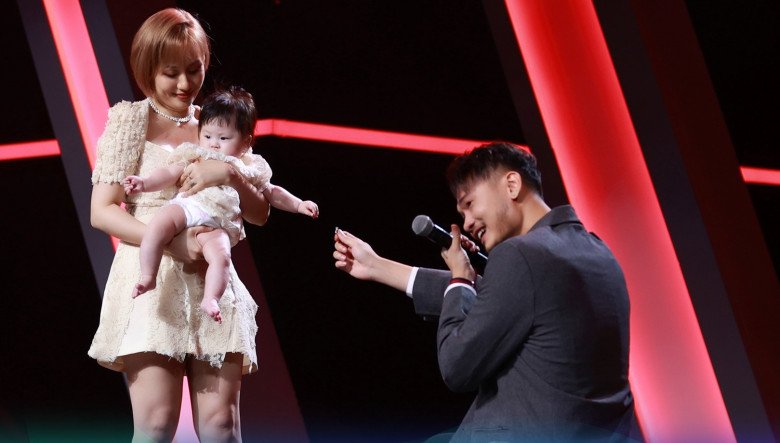 Á quân Vietnam's Next Top Model 1m88 quỳ gối cầu hôn vợ hơn 10 tuổi tại ...