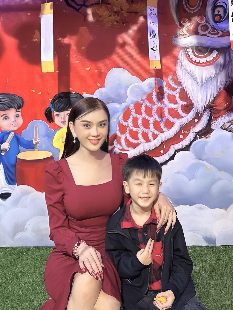 Lâm Khánh Chi gọi con trai là anh em song sinh của chồng cũ, không chung dòng màu nhưng giống ...