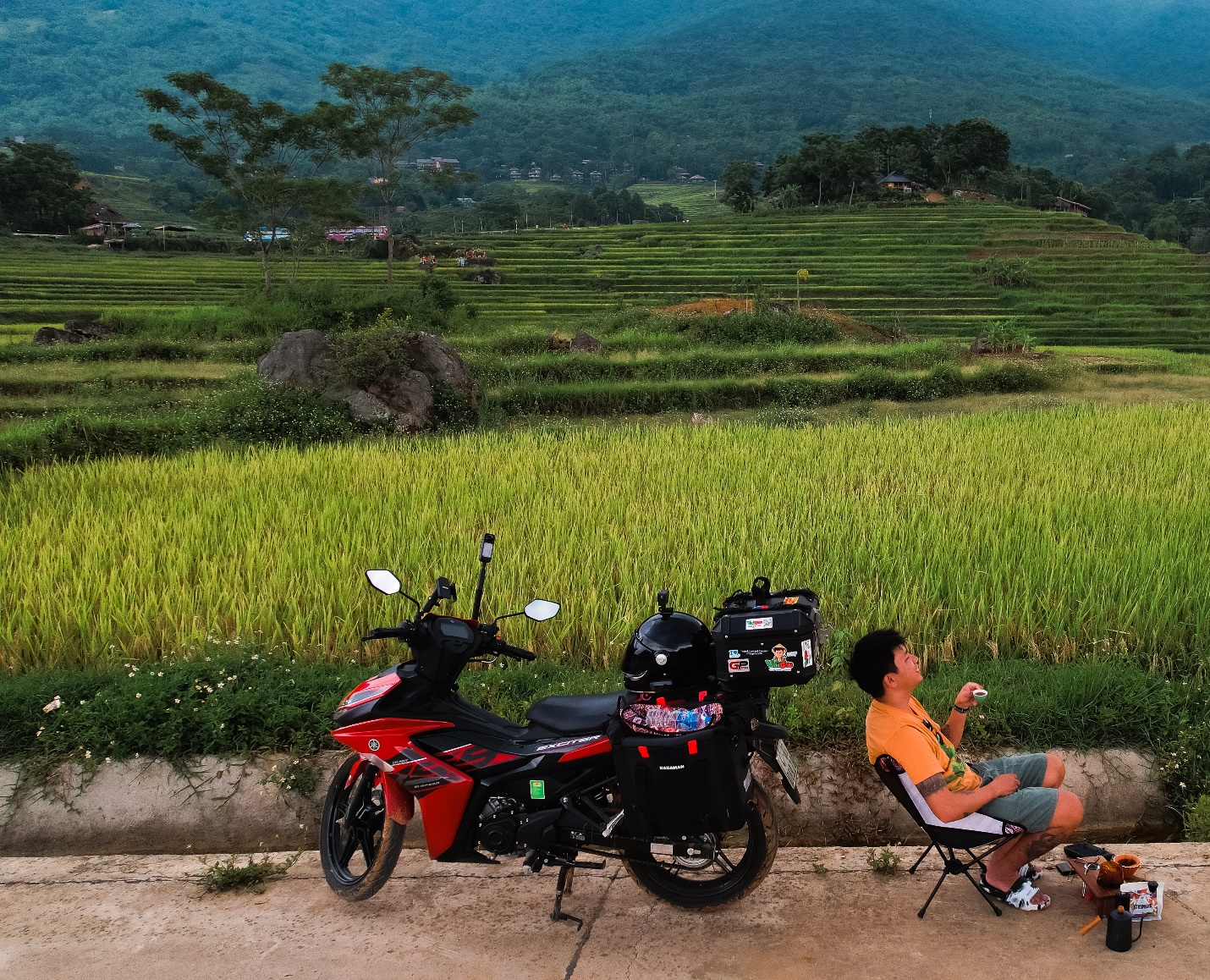 Uống ly cà phê, thảnh thơi ngắm mùa vàng Pù Luông