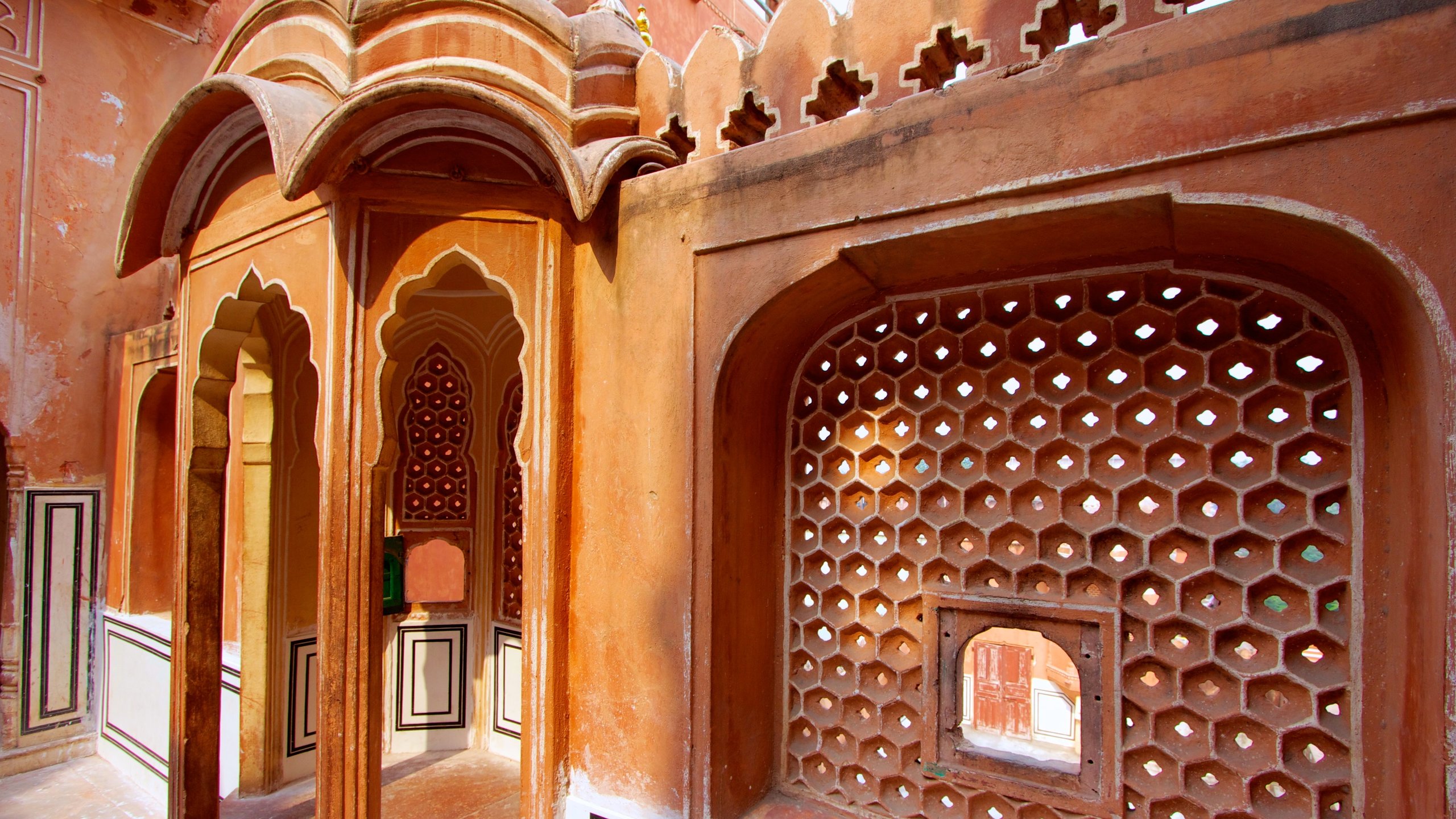 Khám phá Cung điện gió với gần 1000 cánh cửa sổ