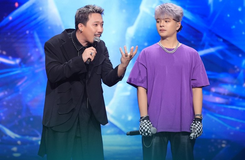 Cảnh Quang Anh Rhyder phụ mẹ dọn vệ sinh ngoài phố được chia sẻ lại ...