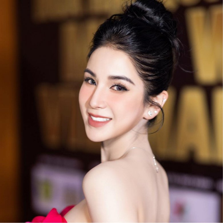 Diệp Lâm Anh than bị cảm nhưng người hâm mộ lại vui mừng, phát ngôn khẳng định cuộc đời phải gặp ...