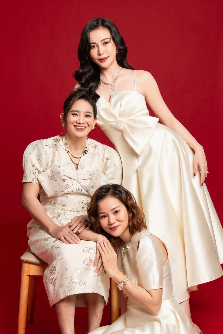 Cao Thùy Trang lần đầu khoe nhan sắc mẹ và em gái trong bộ ảnh gia đình đủ 3 thành viên