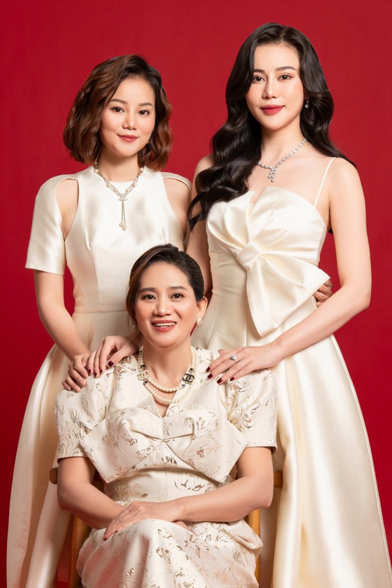 Cao Thùy Trang lần đầu khoe nhan sắc mẹ và em gái trong bộ ảnh gia đình đủ 3 thành viên