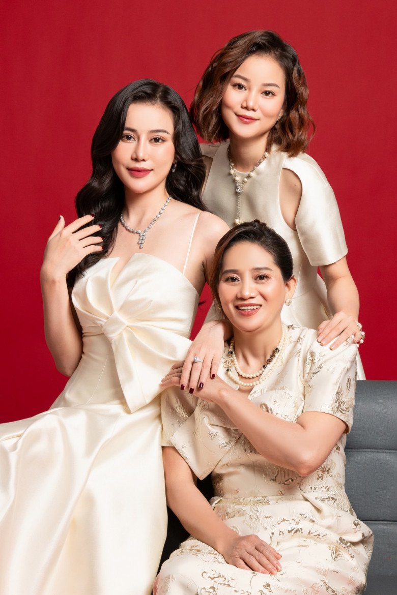 Cao Thùy Trang lần đầu khoe nhan sắc mẹ và em gái trong bộ ảnh gia đình đủ 3 thành viên