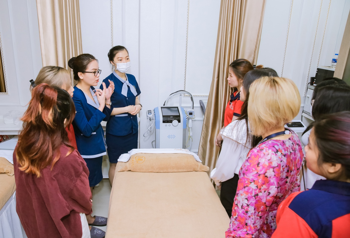 Giảng viên Nguyễn Bảo Châu cùng sinh viên ngành chăm sóc sắc đẹp tham quan Halavu Clinic