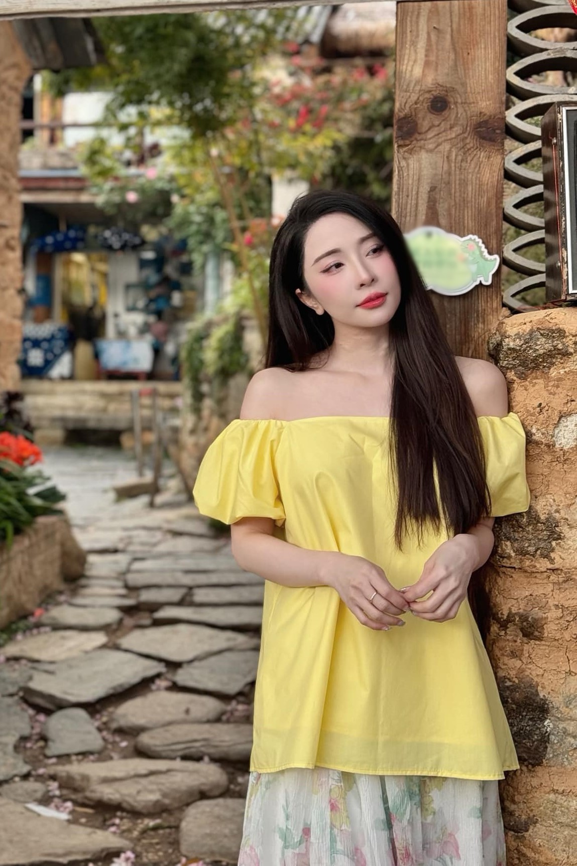 Chị đẹp Quỳnh Nga xinh như thần tiên tỷ tỷ, đi du lịch chung với Việt Anh nhưng né đứng cạnh