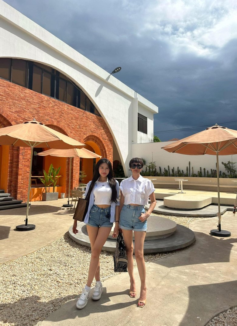 Sao Việt 24h: Mẹ vợ trẻ đẹp của Đoàn Văn Hậu làm dân tình xuýt xoa, bà ngoại U50 gợi cảm hết nấc