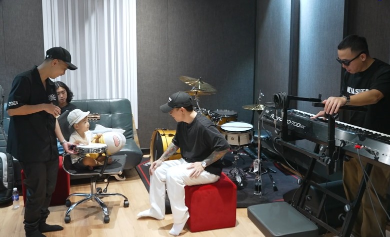 Chồng Tóc Tiên - Binz tan chảy trước sao nhí đáng yêu Ma Bư, fan bình luận: Muốn có một đứa rồi đấy