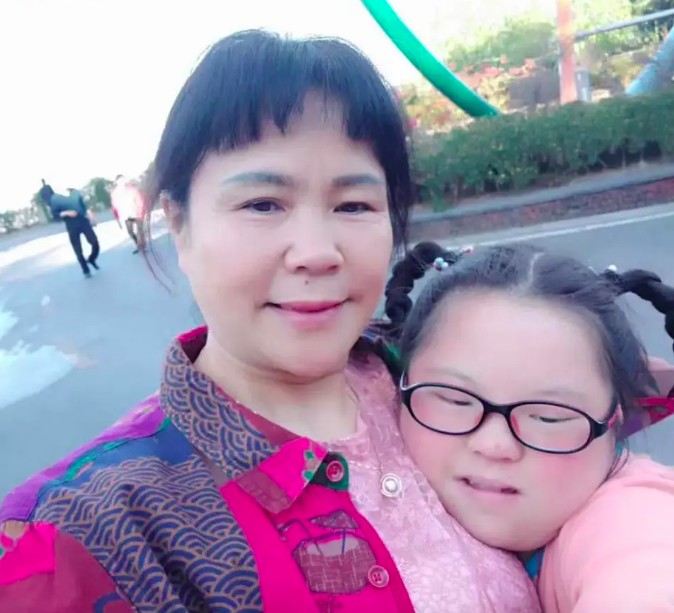 Cô gái 19 tuổi mắc hội chứng Down biểu diễn kịch chuyển mặt nạ gây sốt ...