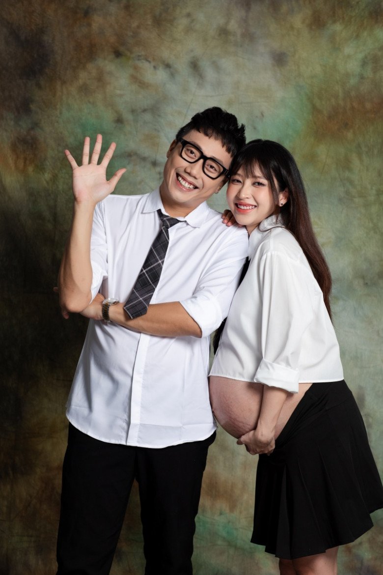 Kim Chi khoe bụng bầu tháng cuối đầy vết rạn đỏ, vẫn rạng ngời bên ông xã hot boy