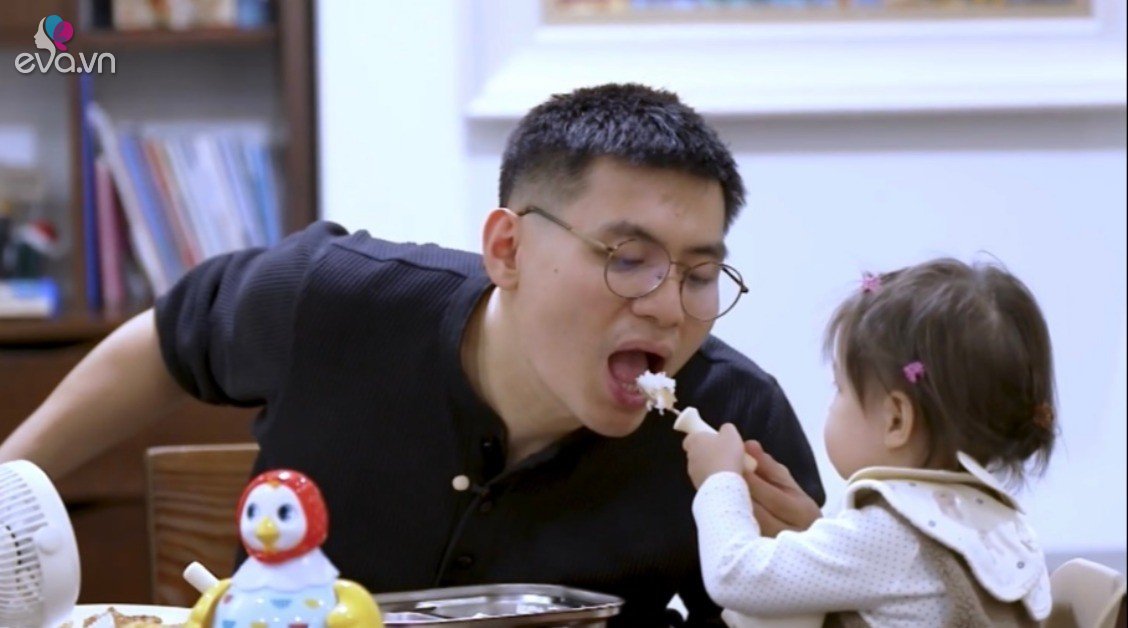 Bị vợ trách công khai trên mạng nhưng bố Pam Yêu Ơi vẫn được khen khéo léo, biết dạy con tự lập