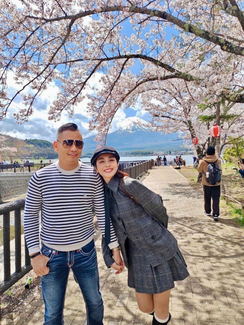 Ngẩn ngơ ngắm Jennifer Phạm hóa nữ sinh Nhật khoe nụ cười tỏa nắng, là ...