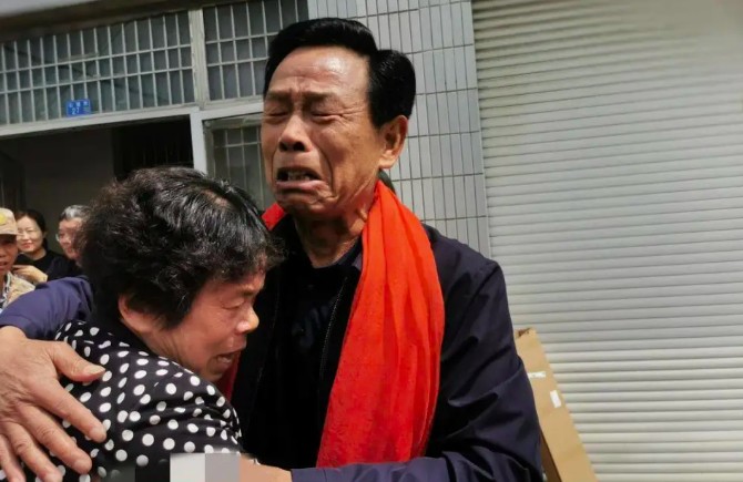 Đường về nhà chỉ 20 km nhưng người đàn ông này đã đi tìm suốt 70 năm