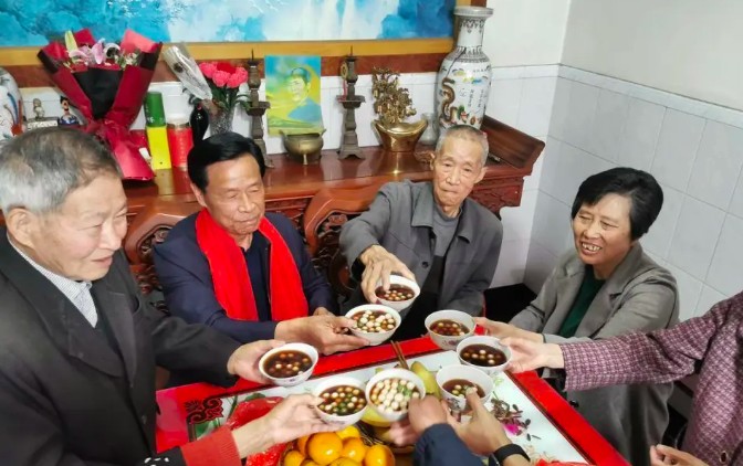 Đường về nhà chỉ 20 km nhưng người đàn ông này đã đi tìm suốt 70 năm