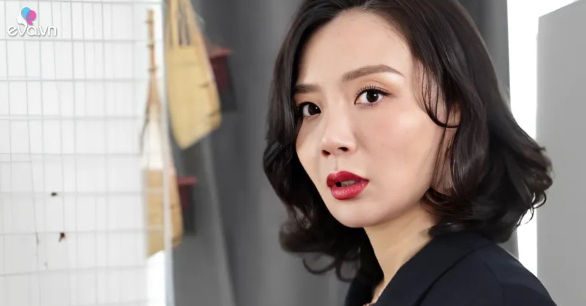 Thấy con dâu đang thay đồ để lộ chiếc bụng bất thường, tôi bắt con trai ly hôn ngay