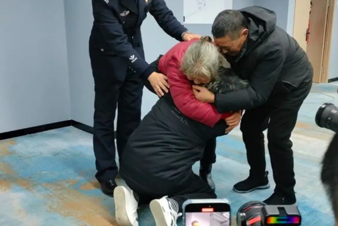 Con trai theo đàn ong tìm đường về nhà sau 35 năm bị bắt cóc, ngã quỵ trước cảnh tượng ngày gặp lại