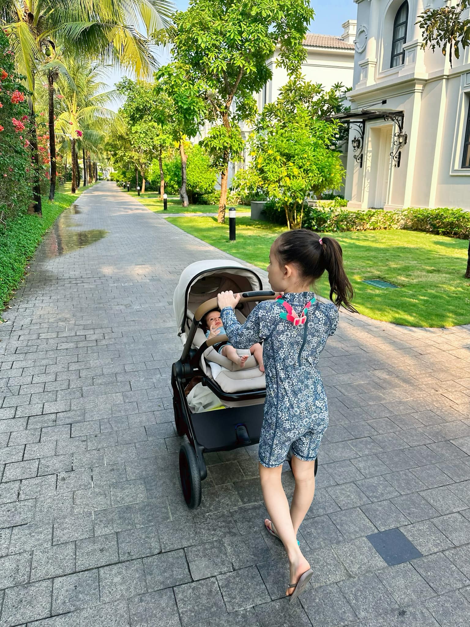 Con gái lai Tây nhà Lan Phương khoe cặp chân dài nhờ có bố cao 2m, 6 ...