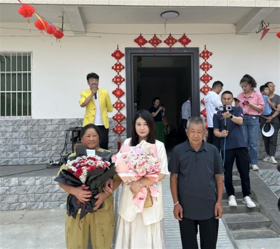 Đến đồn cảnh sát báo mất cắp, người phụ nữ bất ngờ tìm thấy gia đình ...