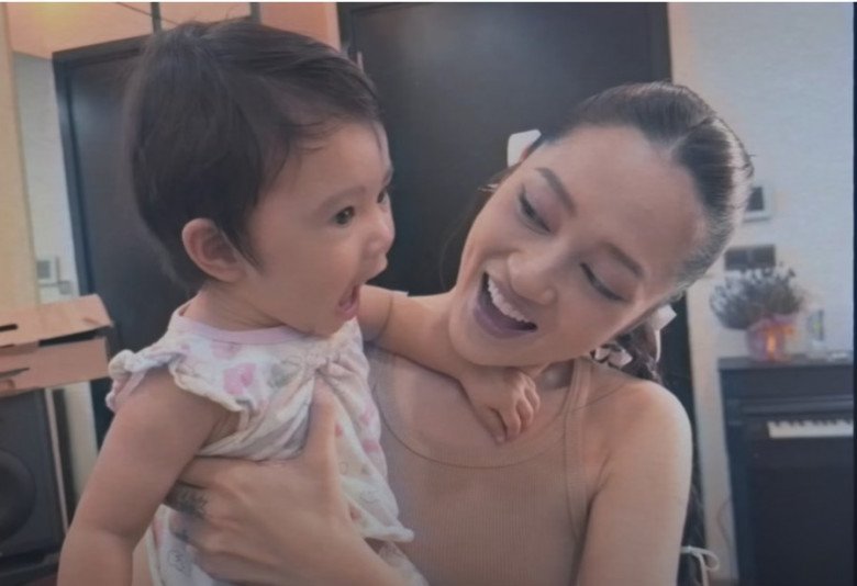 Bảo Anh tung loạt ảnh xinh như mộng cùng con gái, không cài áo để lộ vùng bụng sau sinh gây chú ý