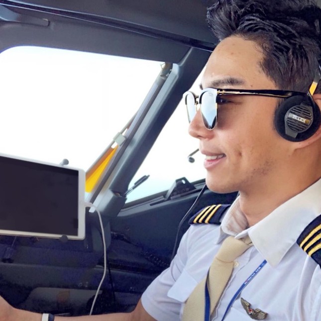 Khách đi máy bay chỉ vì phi công… quá đẹp trai