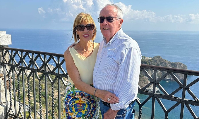 Vợ chồng già bán nhà đi du lịch vòng quanh thế giới