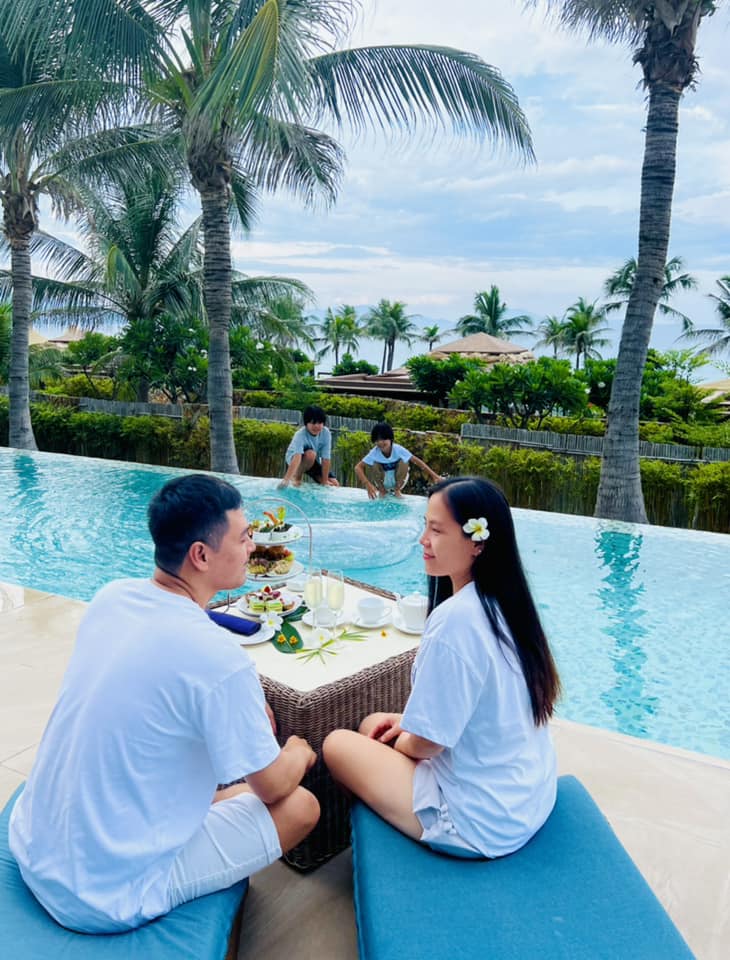 MC Phan Anh lâu lâu đăng ảnh khoe vợ, bà xã ăn vận giản dị, lộ nhan sắc không son phấn