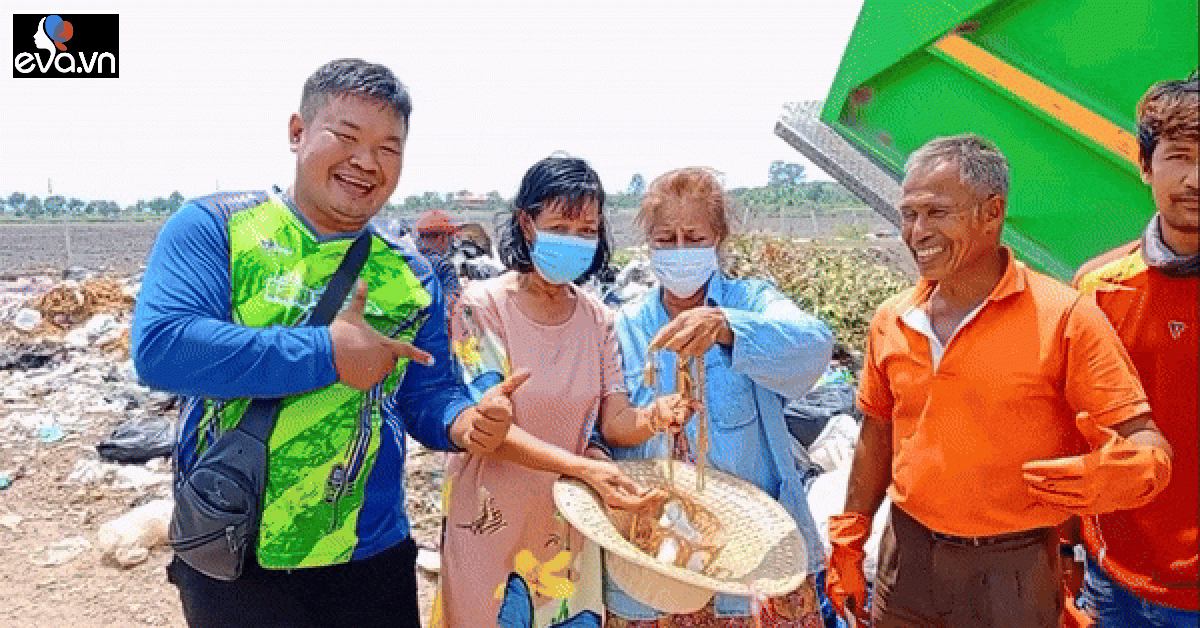 Nhóm công nhân lục tung bãi rác, tìm lại vàng cho cụ bà