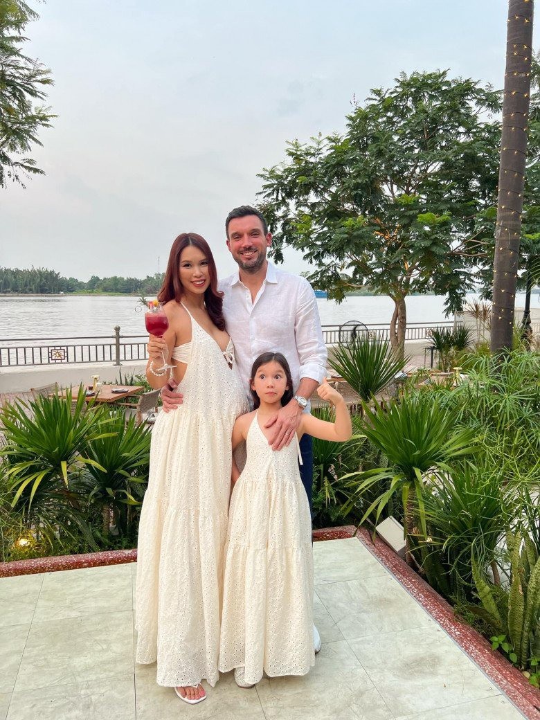 Siêu mẫu Hà Anh chặt chém ngày nào giờ người và áo toàn mùi sữa trớ ...