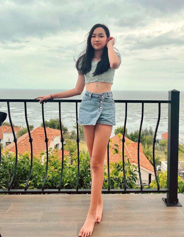 Cháu gái tỷ phú Hoàng Kiều khoe dáng chuẩn đại tiểu thư nhà tài phiệt với suối tóc đen dài, nhan ...