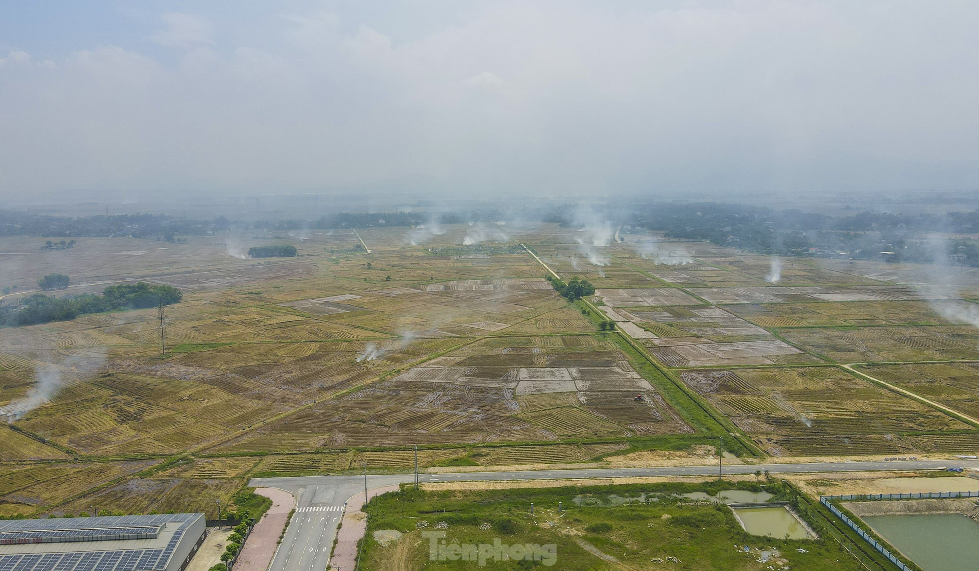 Tài xế cay mắt vì khói rơm mù mịt trên cao tốc, quốc lộ qua Hà Tĩnh