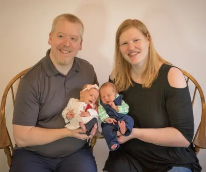 Vừa chào đời đã 30 tuổi, cặp song sinh khiến dân mạng ngơ ngác: "Con ...