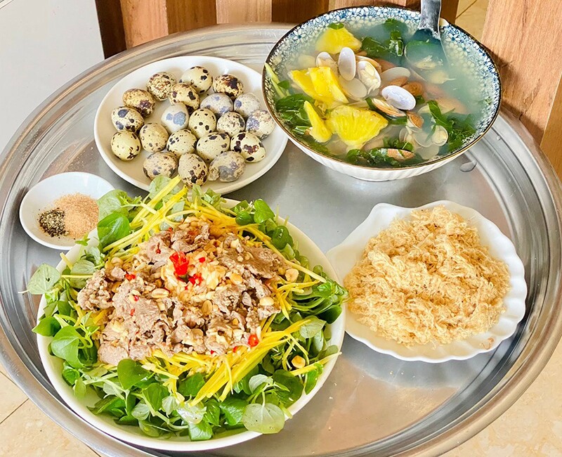 Mẹ 2 con sáng nào cũng đi chợ sớm, khoe loạt cơm mùa hè ngày 2 bữa tươi ...