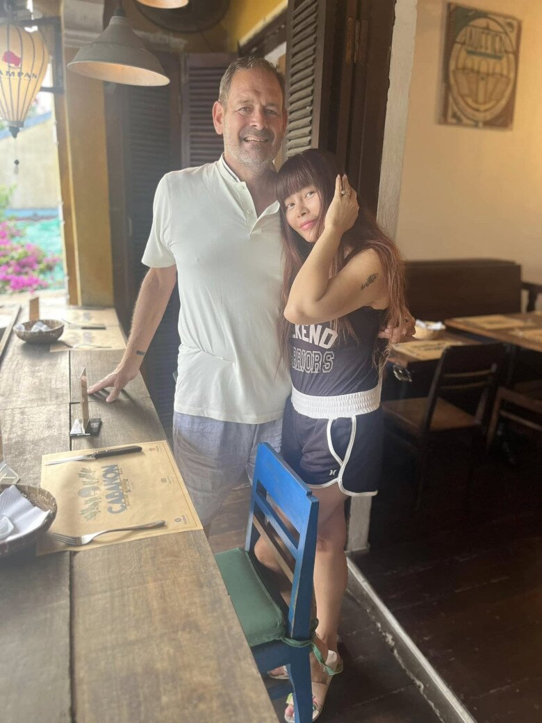 Nữ ca sĩ từng không dám về Việt Nam vì sợ mọi người nhìn thấy mình đi ...