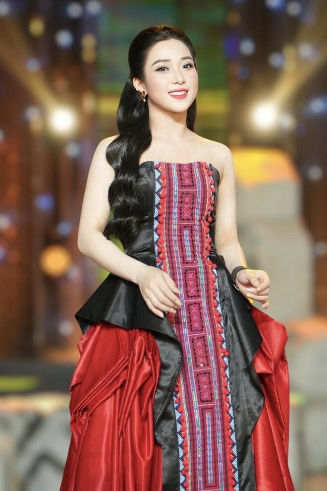 Nữ Trung úy xinh như hoa hậu được cư dân mạng truy tìm, hóa ra là Quán ...